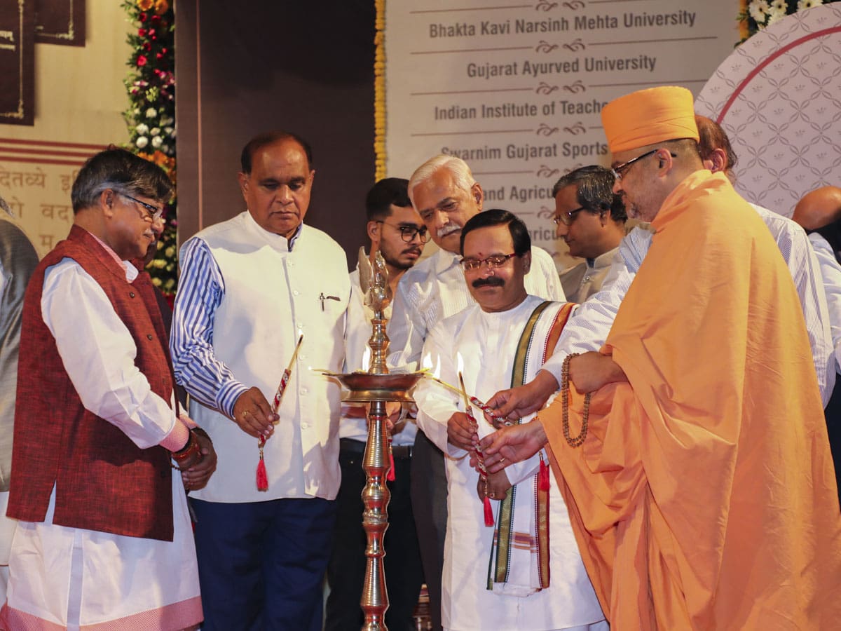 Felicitation Ceremony of Mahamahopadhyaya Swami Bhadreshdasji at ...
